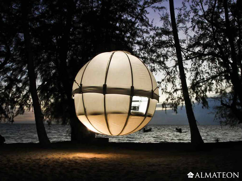 Cocoon tree bed 2 personnes, installé sur une plage, suspendu à deux ...