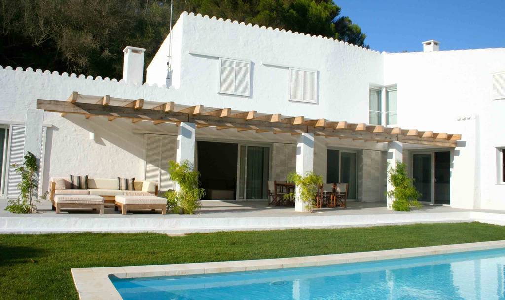 Terraza con vistas al jardín con piscina | homify