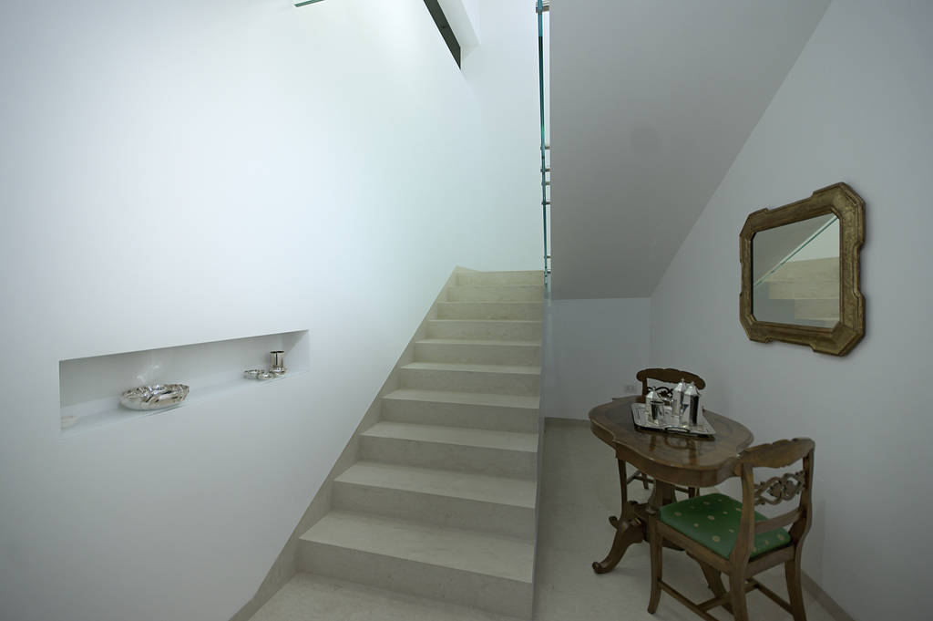 Il vano scale ingresso, corridoio & scale in stile minimalista di ...