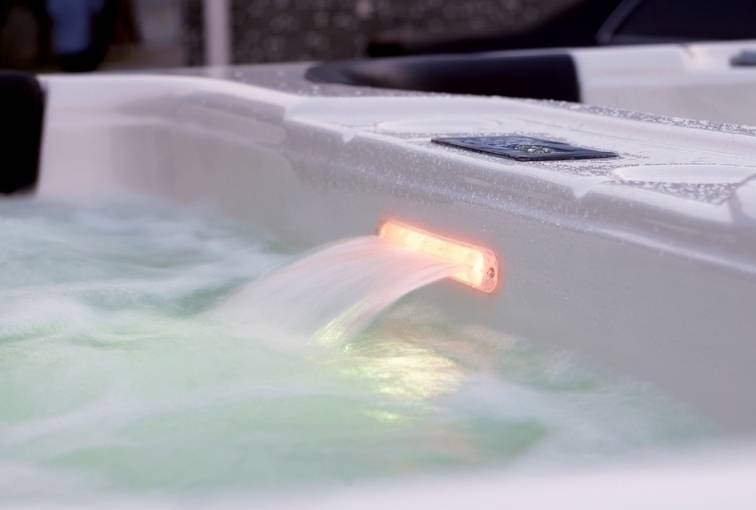 Whirlpool mit beleuchtetem wasserfall | homify