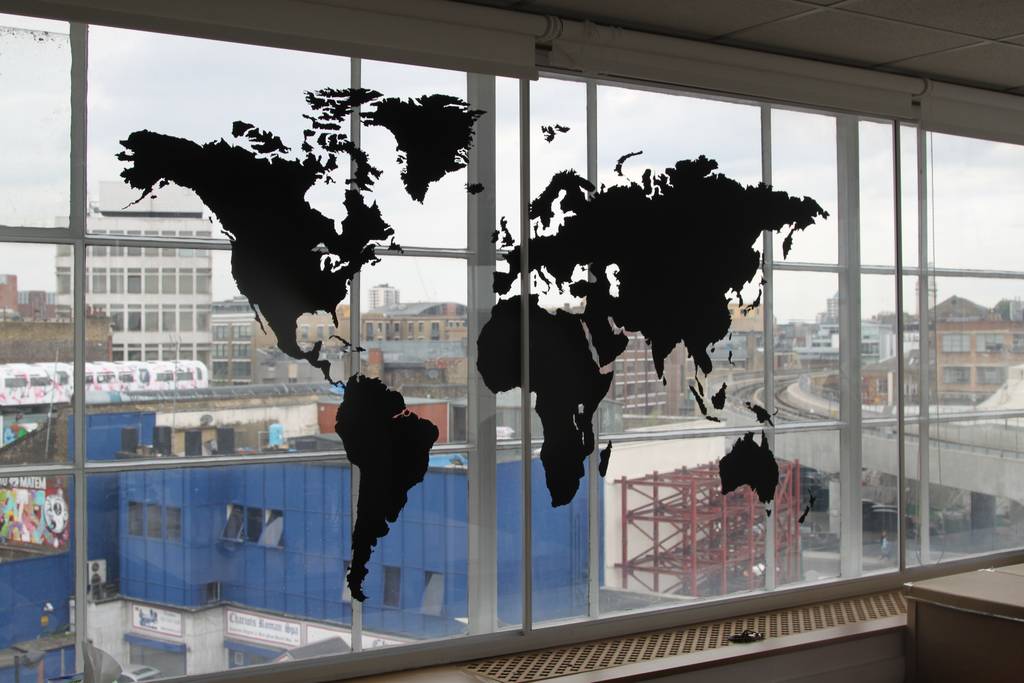 Large world map vinyl wall sticker | 호미파이 & homify