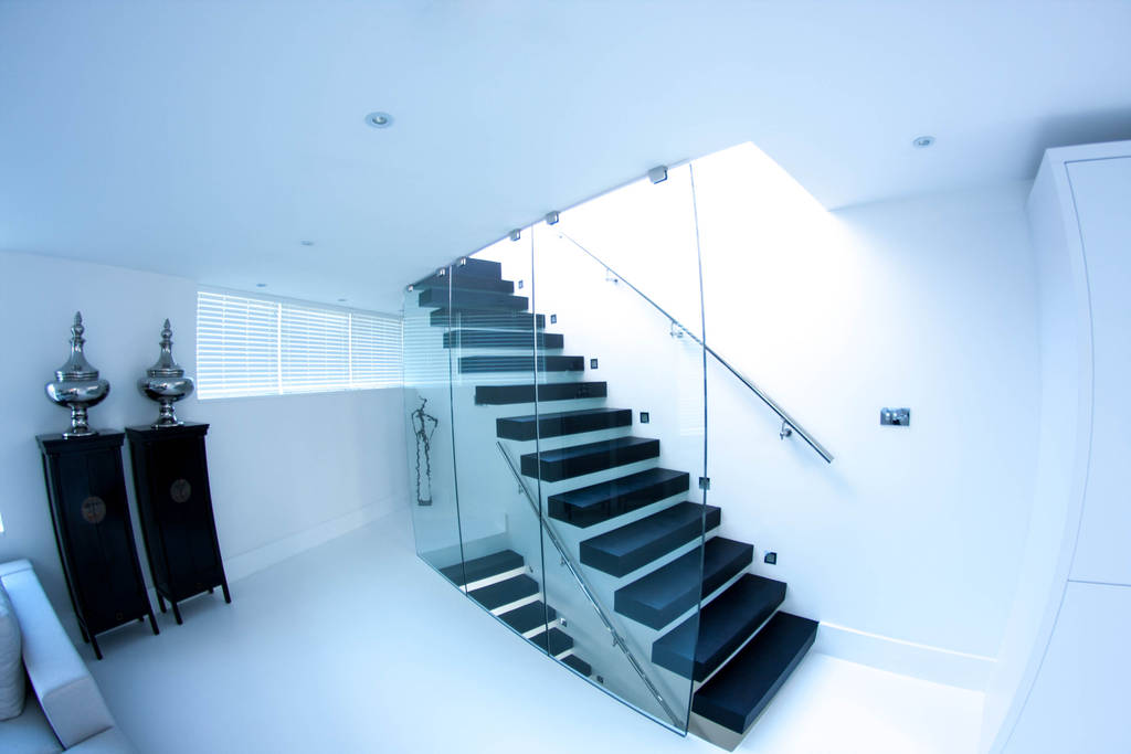 Classic and minimalistic floating stairs with black steps | homify