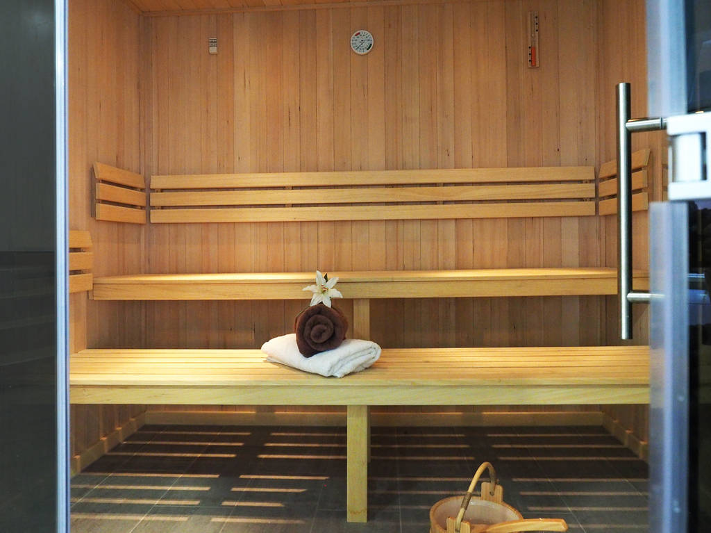 Bespoke sauna & steam room for pool area, oceanic saunas | homify