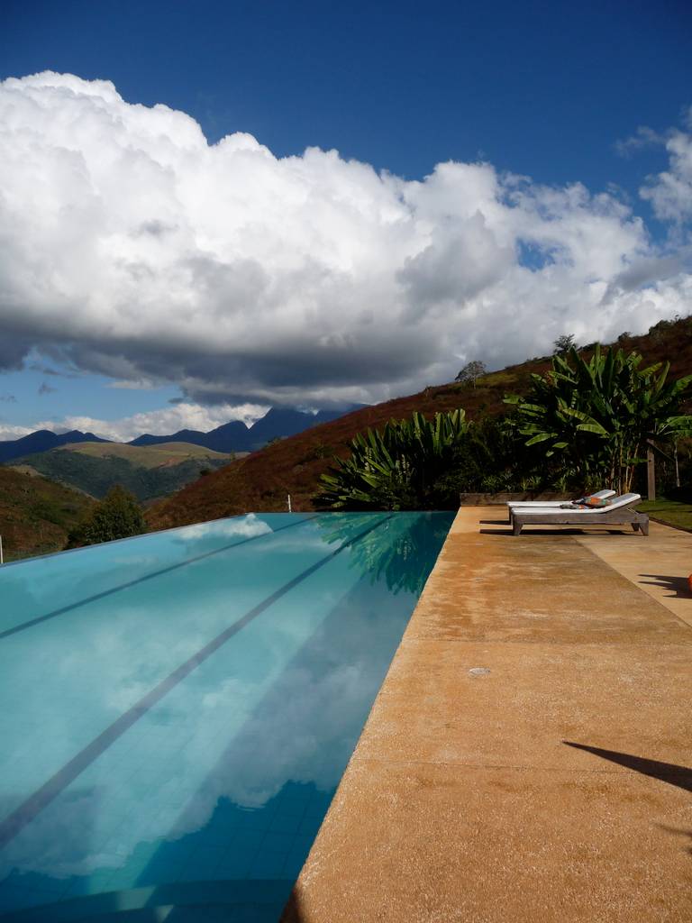 Piscina com raia de 20 metros e borda infinita | homify