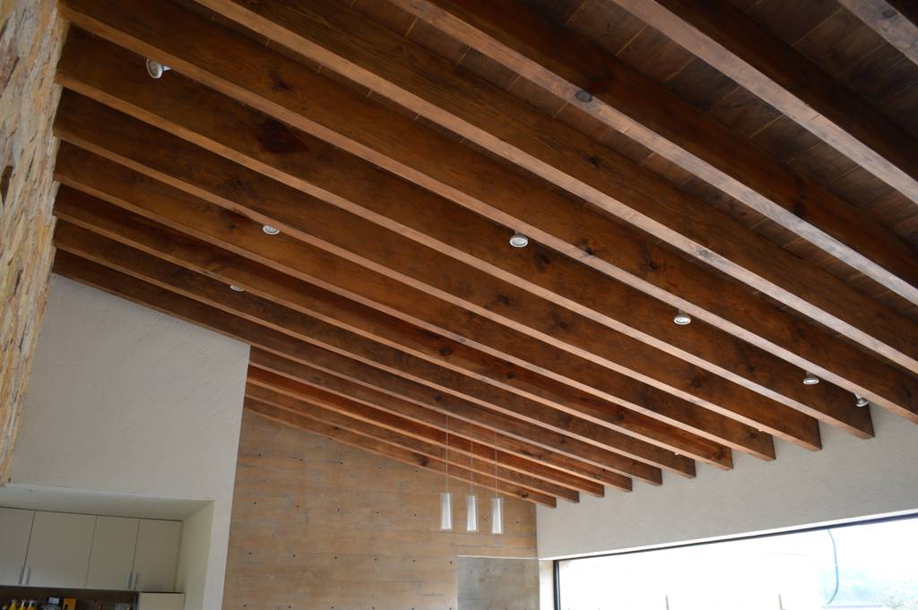 Vigas de madera maciza de oyamel entintadas en color nogal. | homify