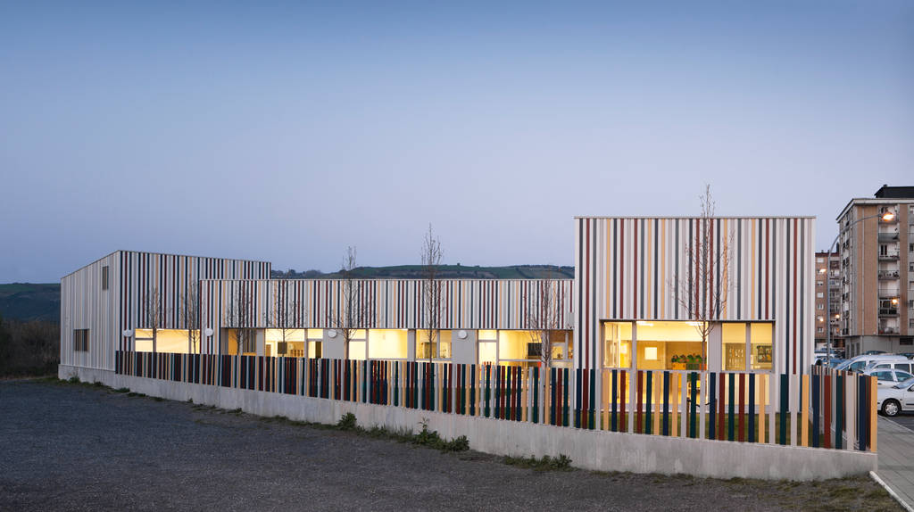 Escuela infantil en zarautz. fachada y patio de juegos exterior | homify