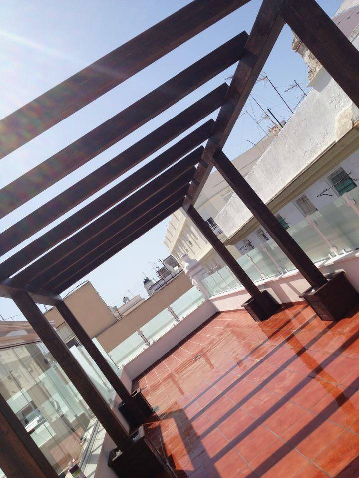 Gimnasio de cristal lumon y techo movible de cristal, terraza con ...