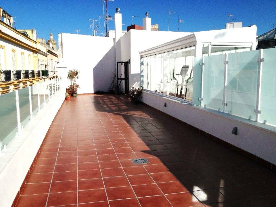 Gimnasio de cristal lumon y techo movible de cristal, terraza con ...