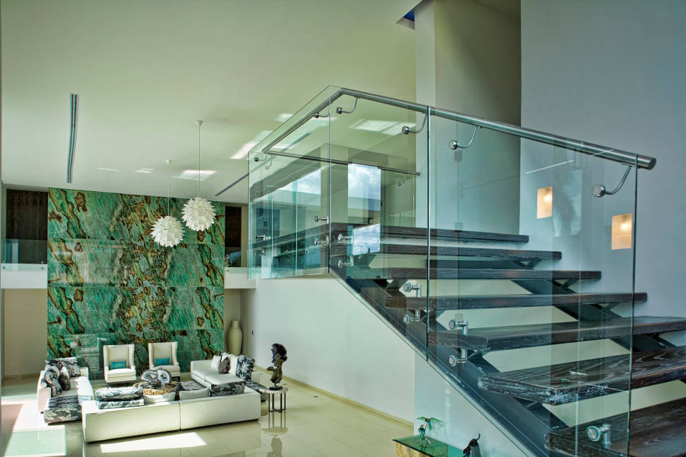 Sala de estar y escalera en residencia jc-roa | homify