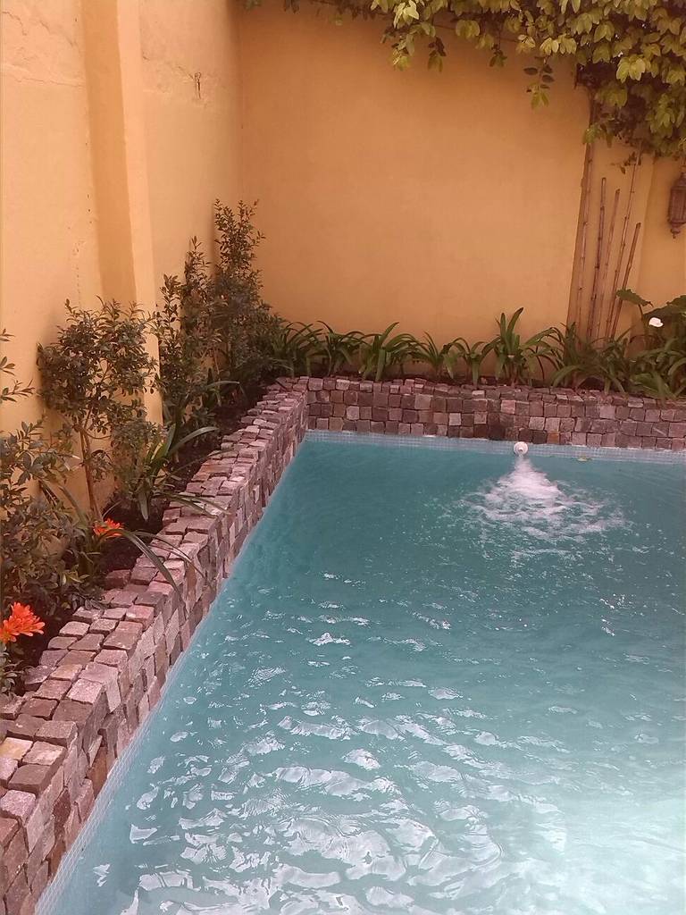 Pileta terminada, canteros laterales cc|arquitectos albercas rústicas ...