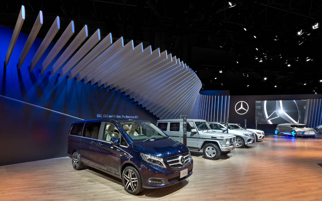 Mercedes-benz markenauftritt auf b-messen modernes messe design von ...