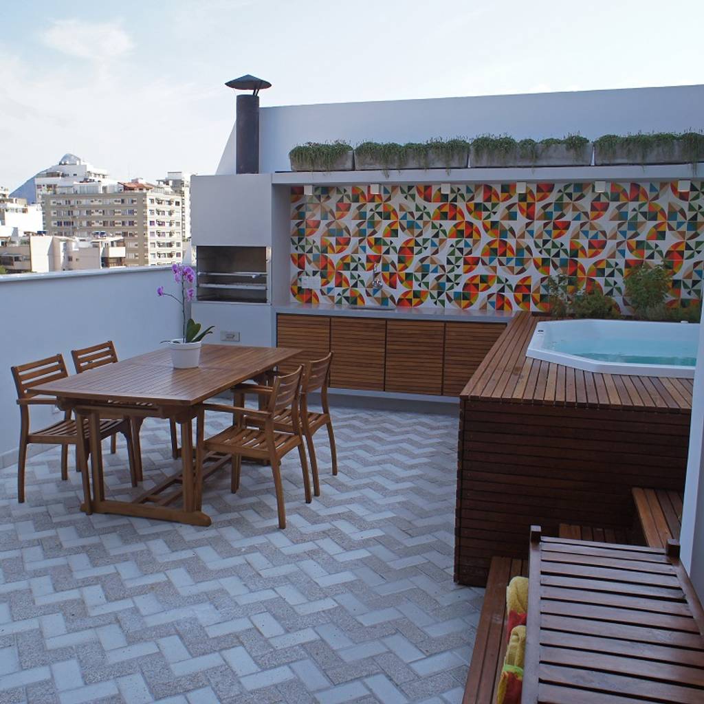 Varanda gourmet, spa e jardim vertical | homify Varanda gourmet, spa e jardim vertical | homify