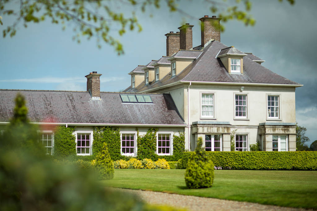 Classical country house with replica olympic arch | homify