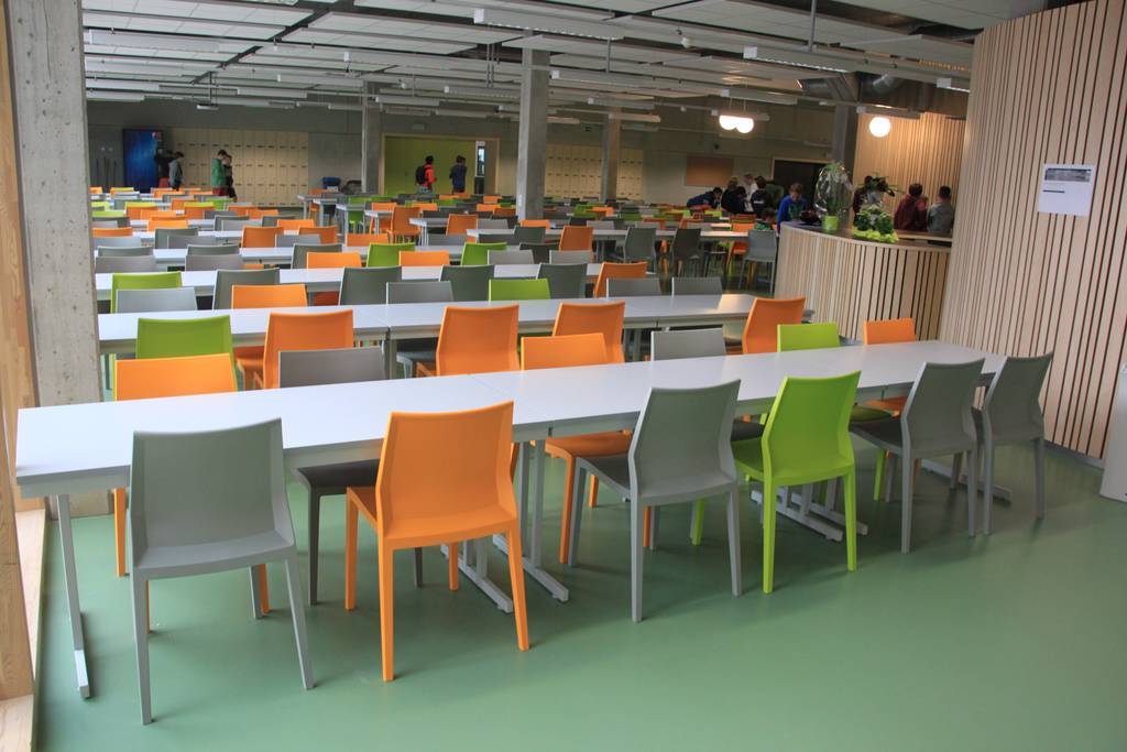 Sedie impilabili hoth presso una scuola in belgio ibebi design s.r.l ...