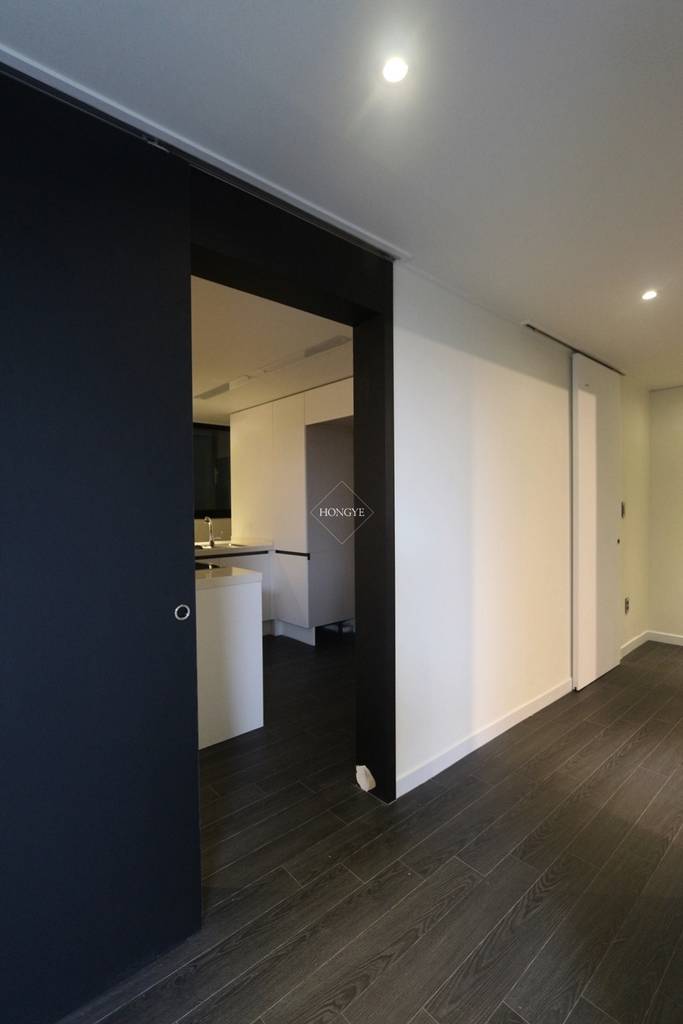블랙&화이트의 모던한 39py 아파트인테리어, 홍예디자인 | 호미파이 & homify