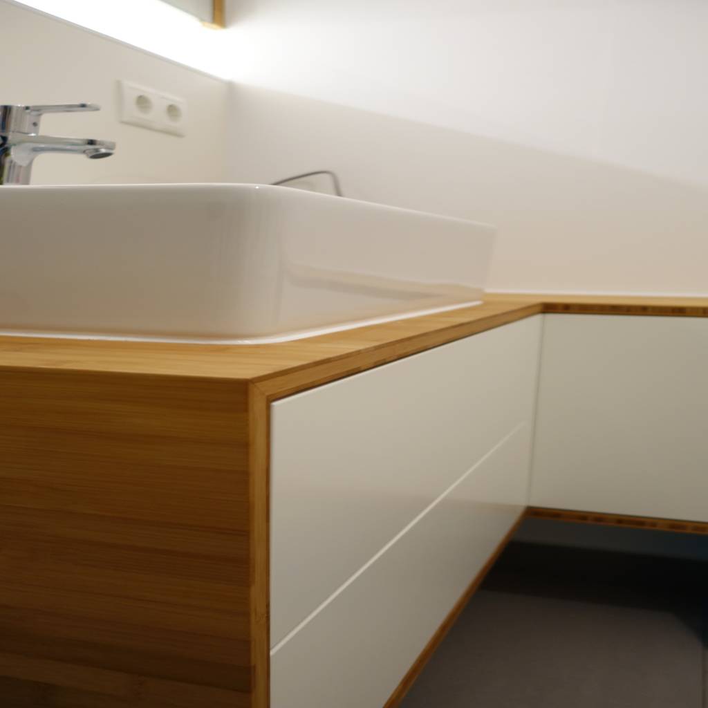 Waschtisch in bambus/ weis matt lackiert über eck. | homify