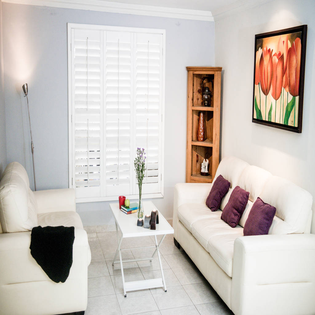 Shutter blanca de tres paneles en sala, whitewood shutters | homify