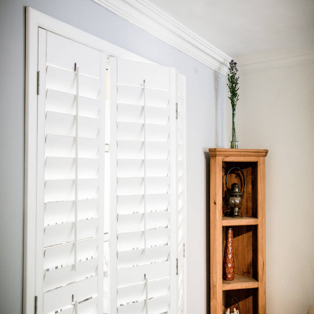Shutter blanca de tres paneles en sala whitewood shutters puertas y ...