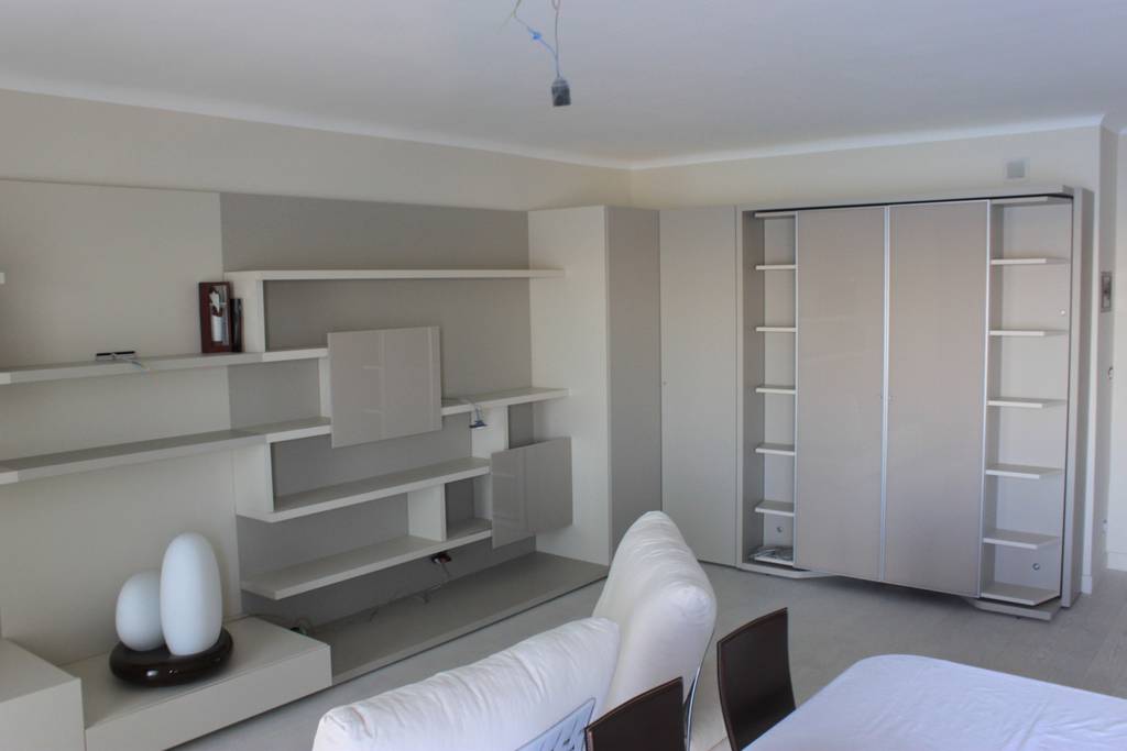 Zona living con boiserie ed armadio guardaroba angolare – finitura ...