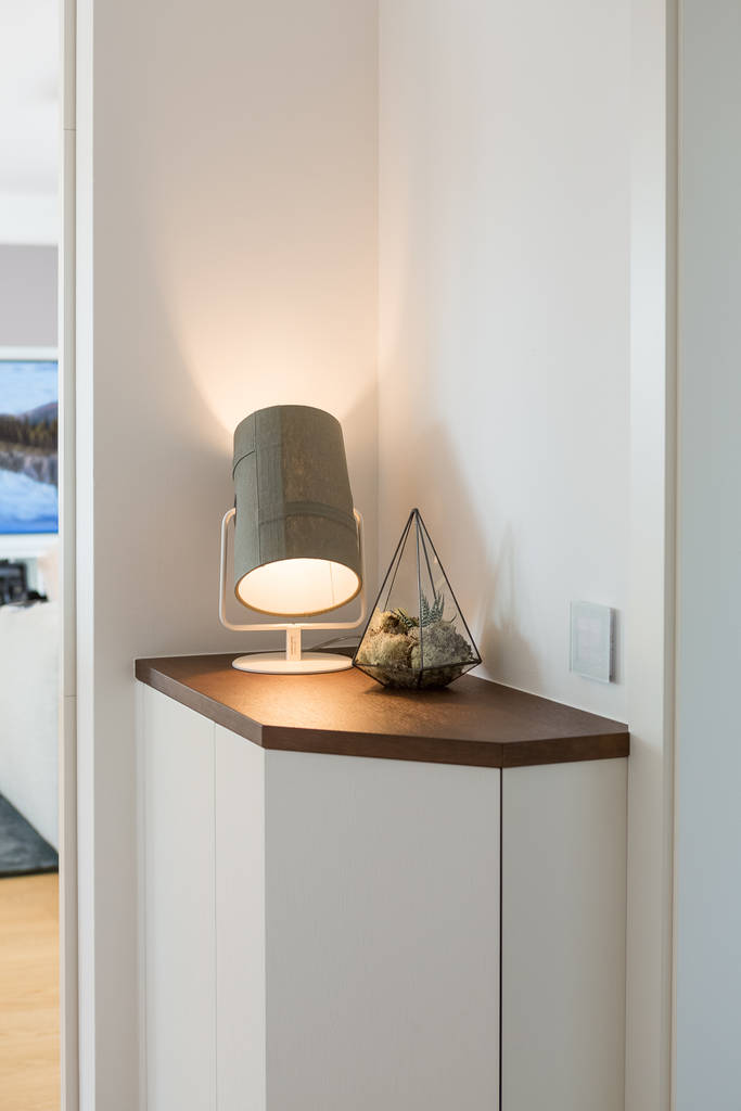 Eingangsbereich/ablage moderner flur, diele & treppenhaus von kathameno ...