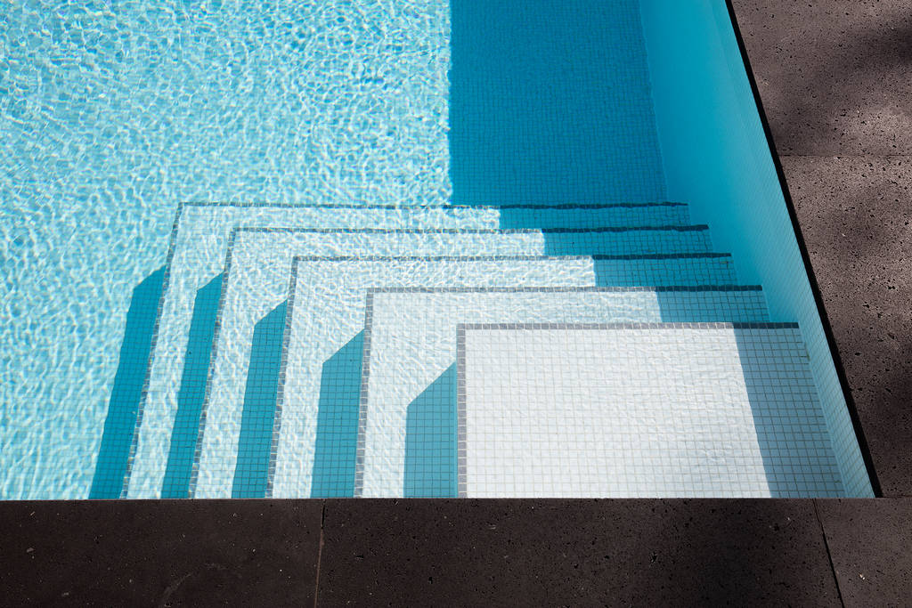 Blick auf das französische mosaik im pool | homify