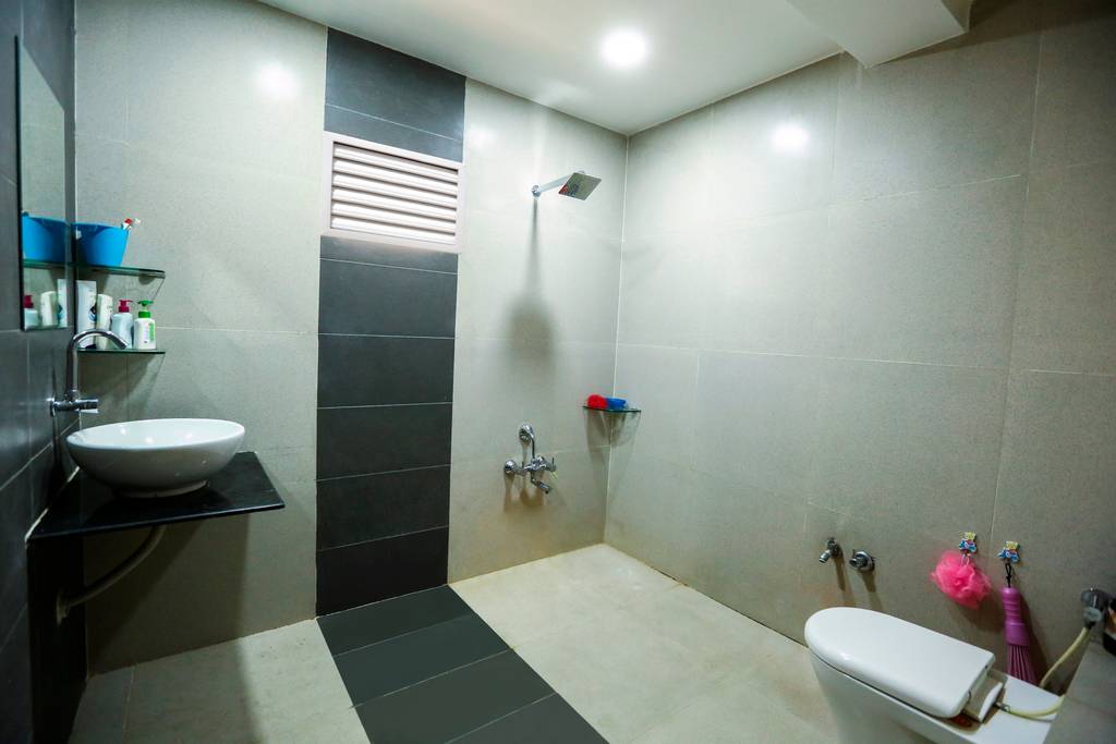 Attached bathroom | homify