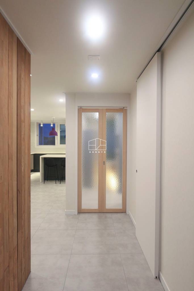 심플하면서도 따뜻한 느낌의 아파트 인테리어_25py, 홍예디자인 | 호미파이 & homify