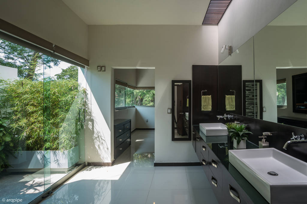 Casa parota baños modernos de luis gracia arquitectura + diseño moderno ...