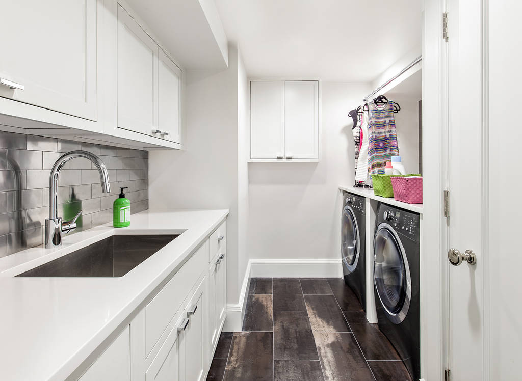 Laundry room clean design modern corridor, hallway and staircase | homify