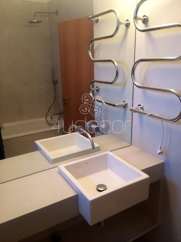 Casa de banho com bancada revestida em microcimento | homify