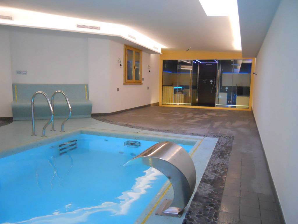 Piscina interna con spa privata . | homify