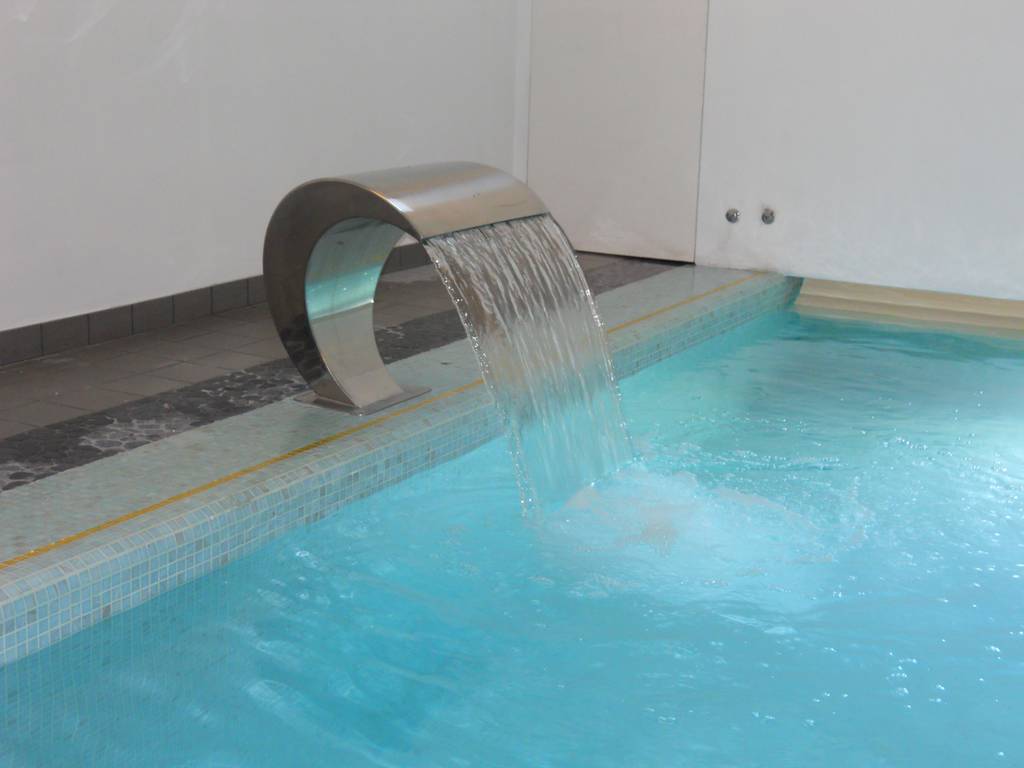 Piscina interna con spa privata . | homify