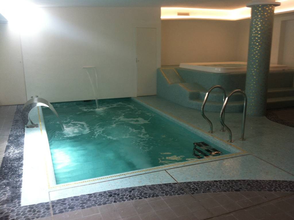 Piscina interna con spa privata . | homify