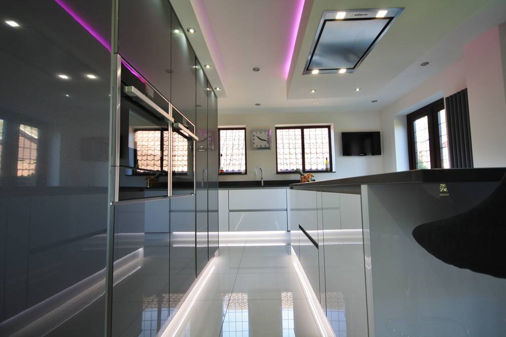Handless gloss kitchen in mixed anthracite and white | homify
