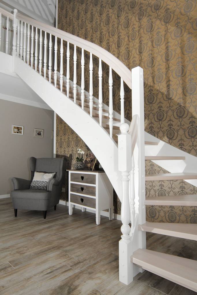 Massivholztreppe weiss gekalkt. | homify