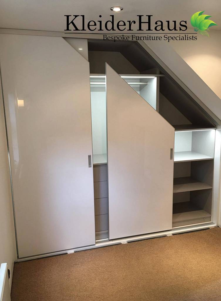 Fitted sloping ceiling sliding door wardrobe | 호미파이 & homify