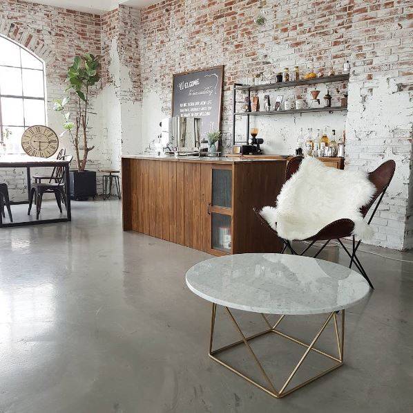 곡선 파이프 삼각형 골드스틸 테이블-비앙코카라라-지름800xh400mm | 호미파이 & homify