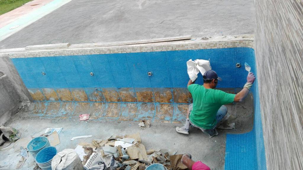 Instalando los azulejos de revestimiento albercas aqualim toluca ...