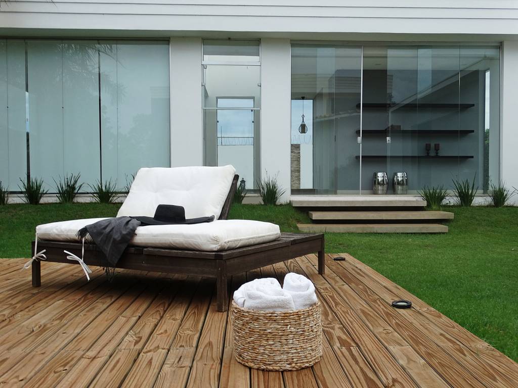 Spa residencial… deck da piscina e vista da entrada principal para o interior do spa. | homify