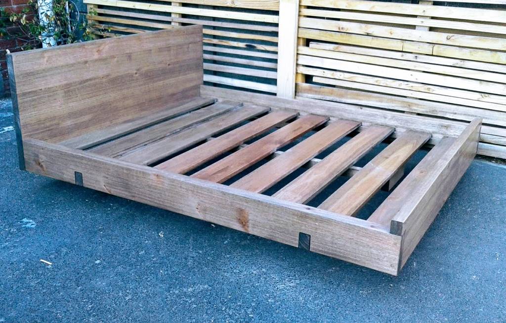 Floating queen size bed with headboard | homify