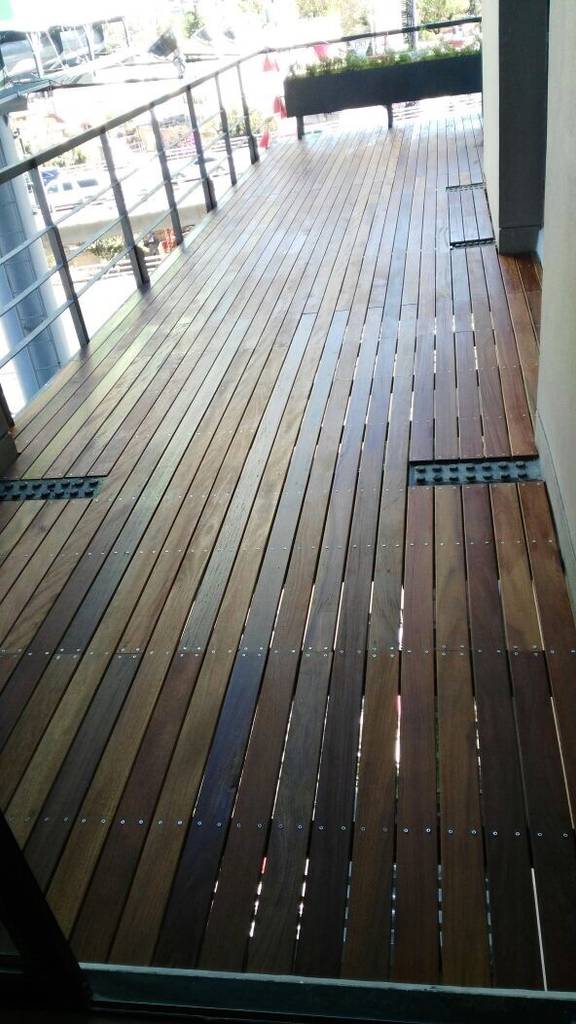 Colocación terminada onice pisos y decoracion balcones y terrazas modernos compuestos de madera ...