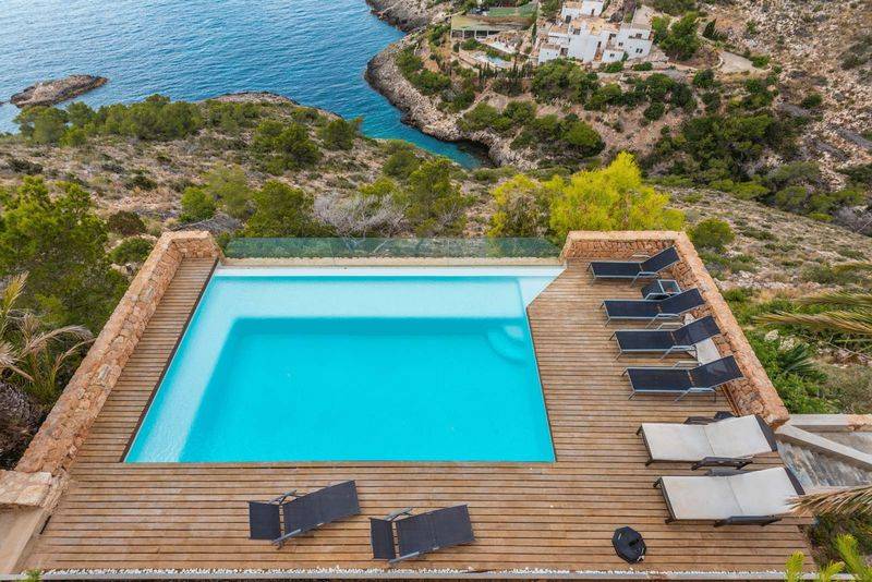 Villa for sale in roca lisa directly to the sea | homify