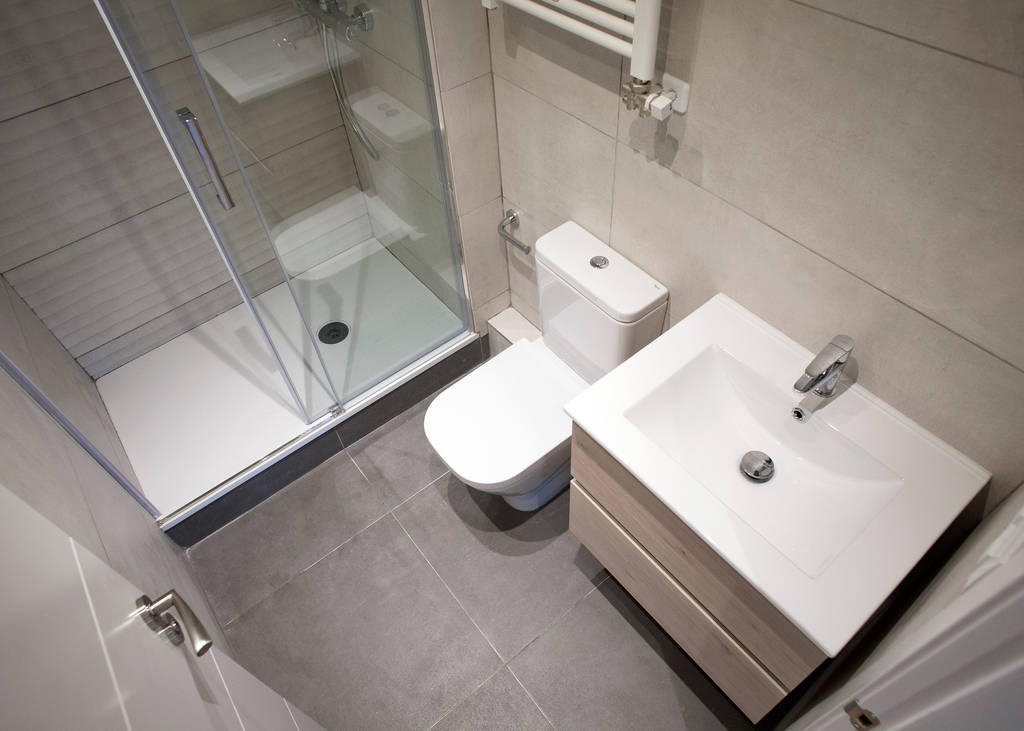 Baño equipado baños de estilo moderno de grupo inventia moderno ...