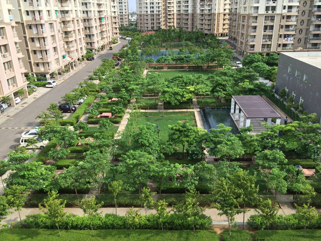Central landscaped area | homify
