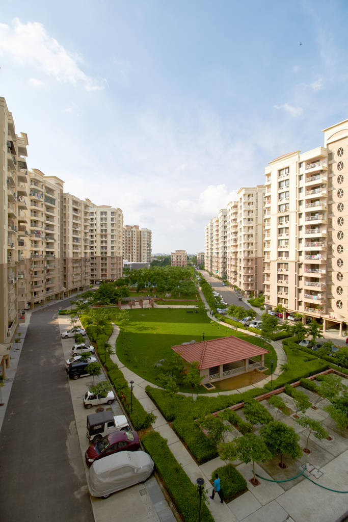 Central landscaped areas for residential towers | homify