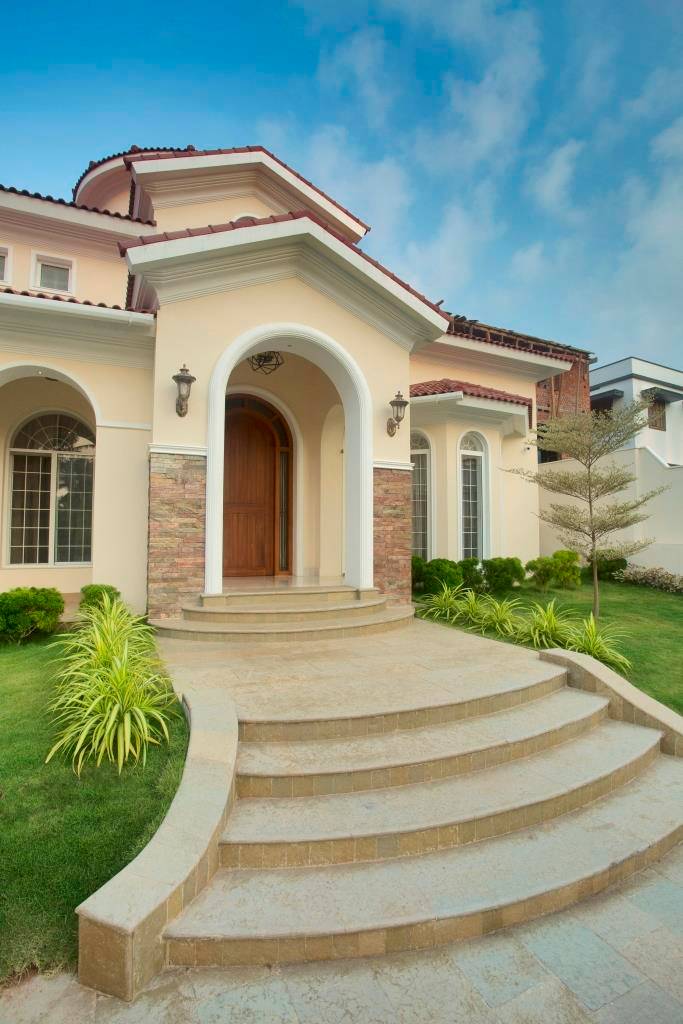 Curved steps to main entry foyer | homify