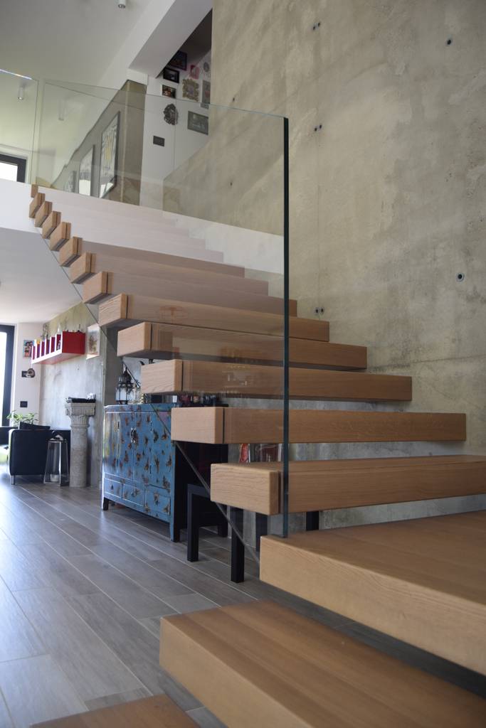 Scala a sbalzo in legno rovere e ringhiera in vetro extrachiaro | homify