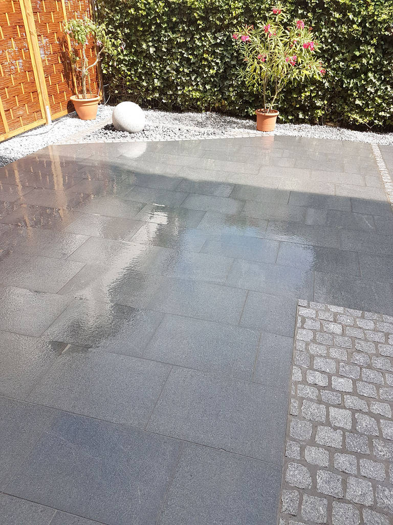 Terrasse mit granitplatten, pflaster und sichtschutzplatten aus ...