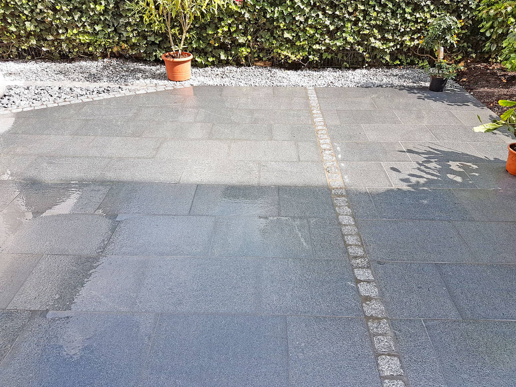 Terrasse mit granitplatten, pflaster und sichtschutzplatten aus ...
