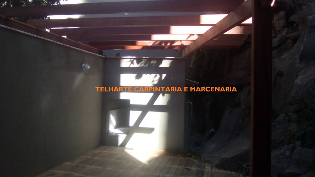 Pergolado e deck em madeira com degrau móvel, telharte carpintaria e marcenaria | homify